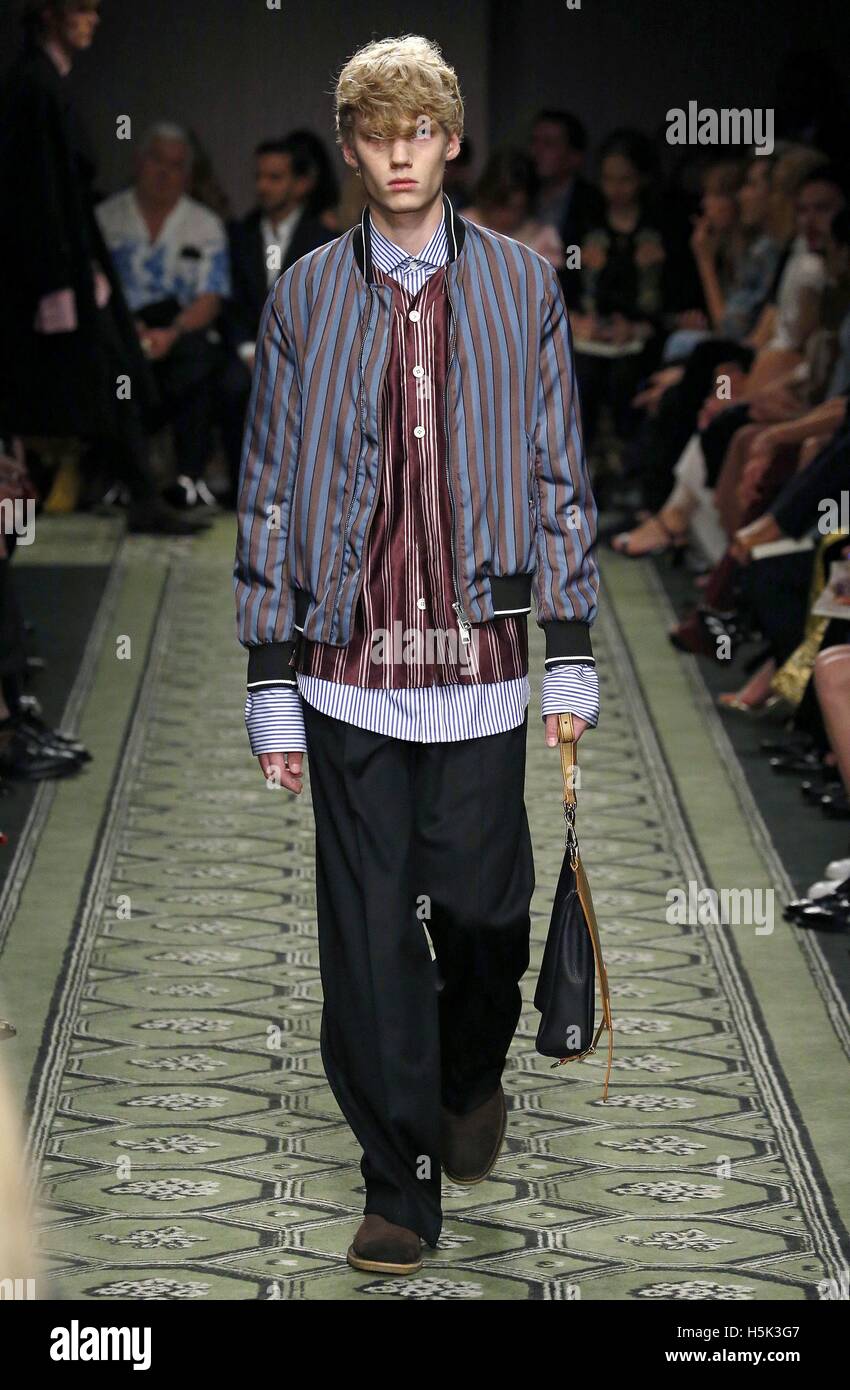 London Fashion Week Spring/Summer 2017 - Burberry - Catwalk Featuring ...
