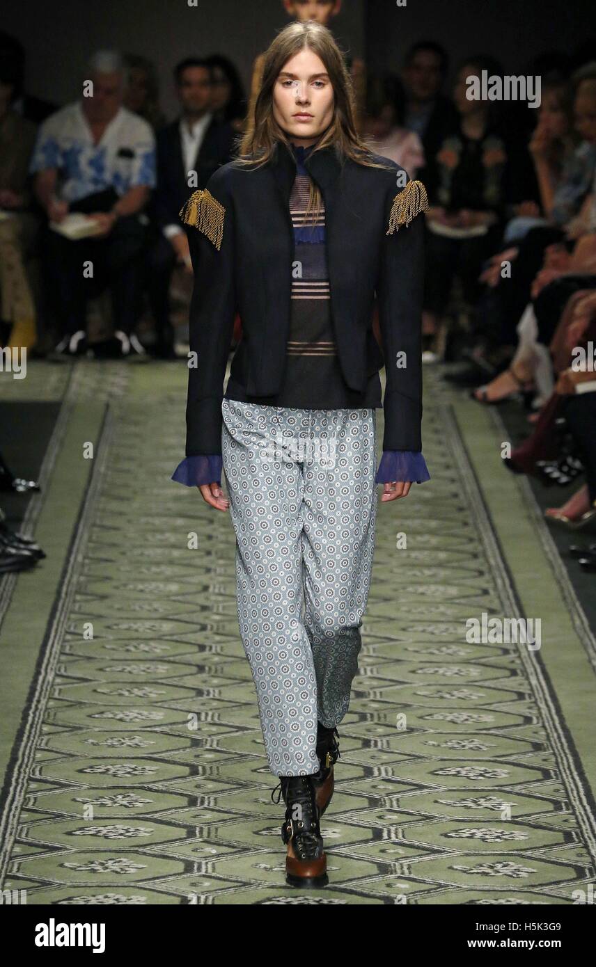 London Fashion Week Spring/Summer 2017 - Burberry - Catwalk Featuring ...