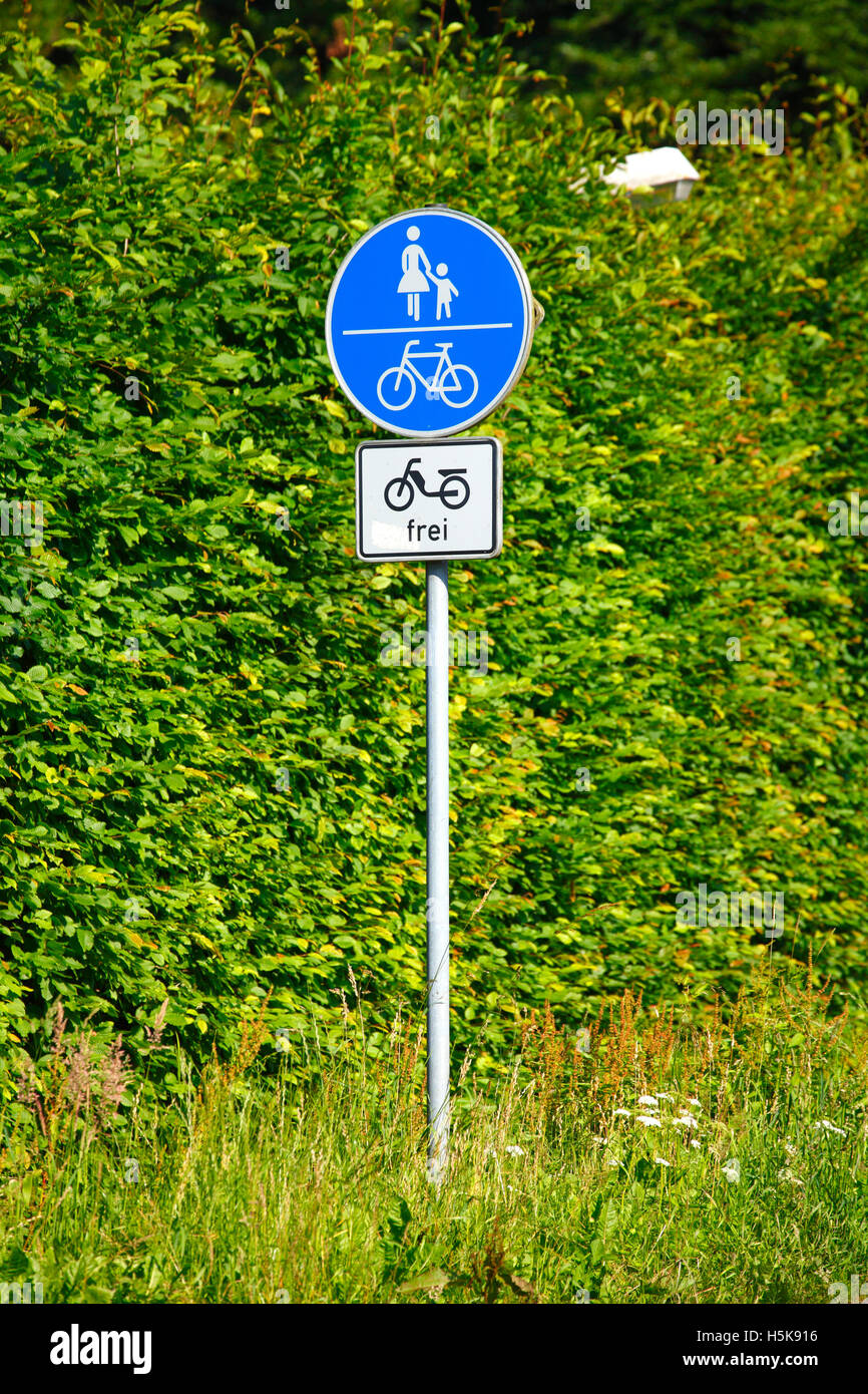 Road sign shared walkway and cycle path in front of green hedge, Bremen ...