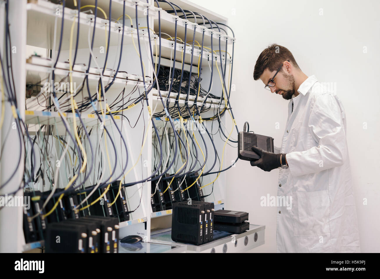 Technician technology hi-res stock photography and images - Alamy