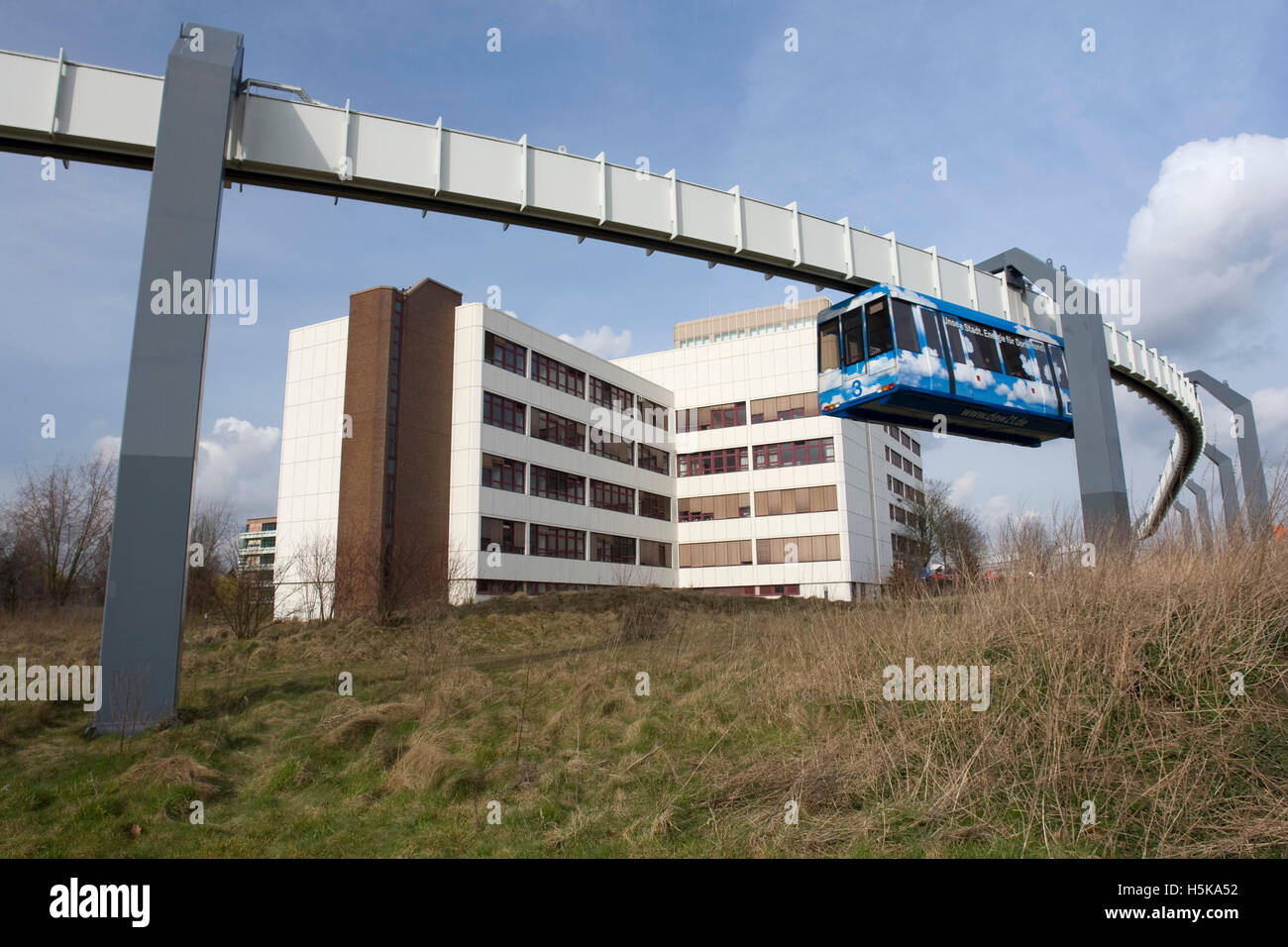 Elevated train hi-res stock photography and images - Alamy