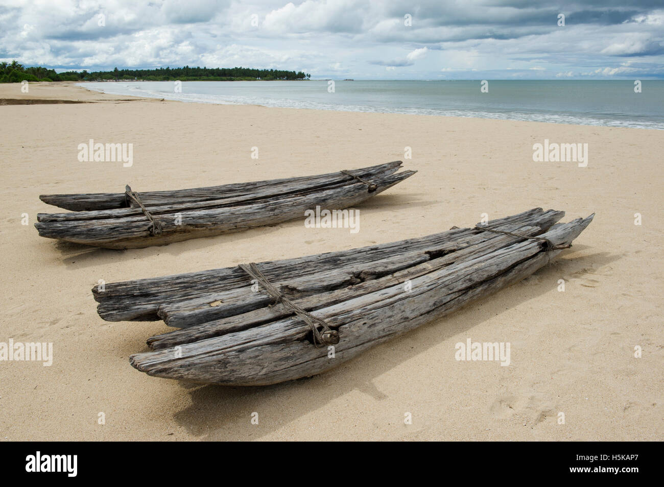 Old fishing boats lying on a sandy beach, Passikudah Bay, Sri Lanka ...