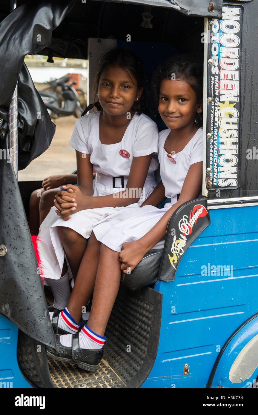 Sri lanka school girls hi-res stock photography and images - Alamy