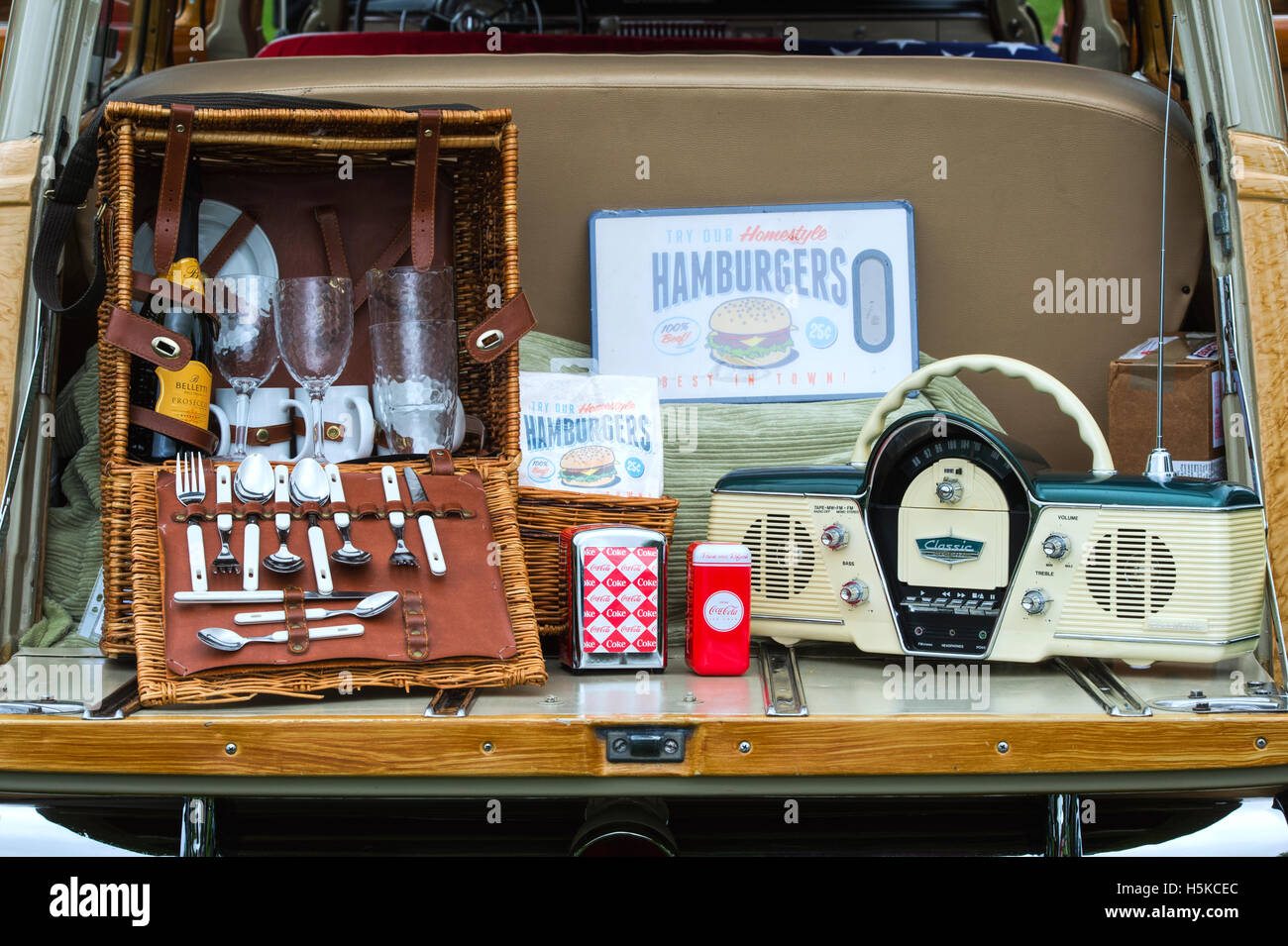 1950s england car picnic hi-res stock photography and images - Alamy