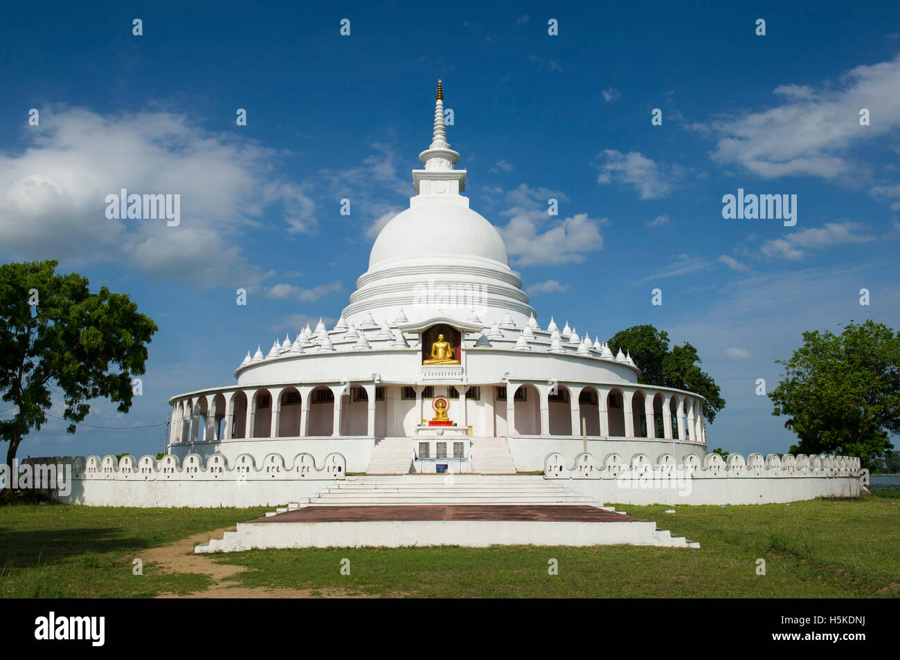 Sri lankan pagoda hi-res stock photography and images - Alamy