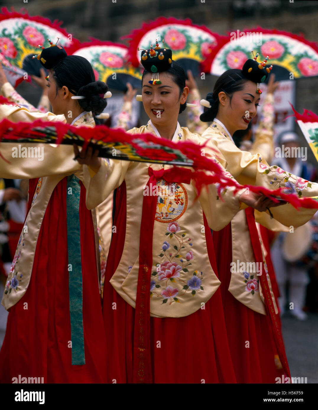 Korea Girls In Costume Dancing With Fans Stock Photo - Alamy
