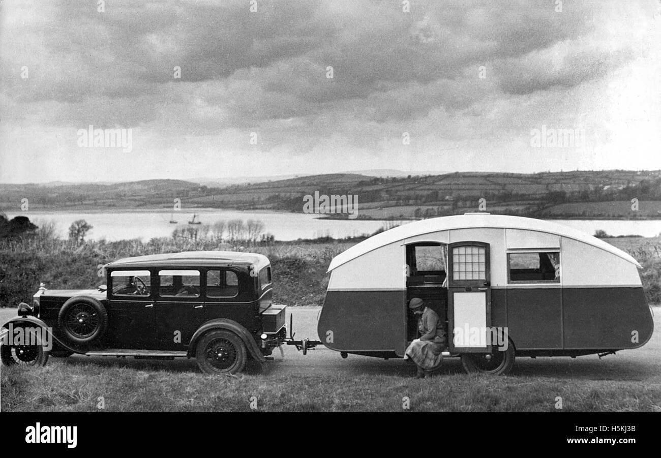 Morris Oxford Six 1930 with Winchester Streamline caravan Stock Photo ...