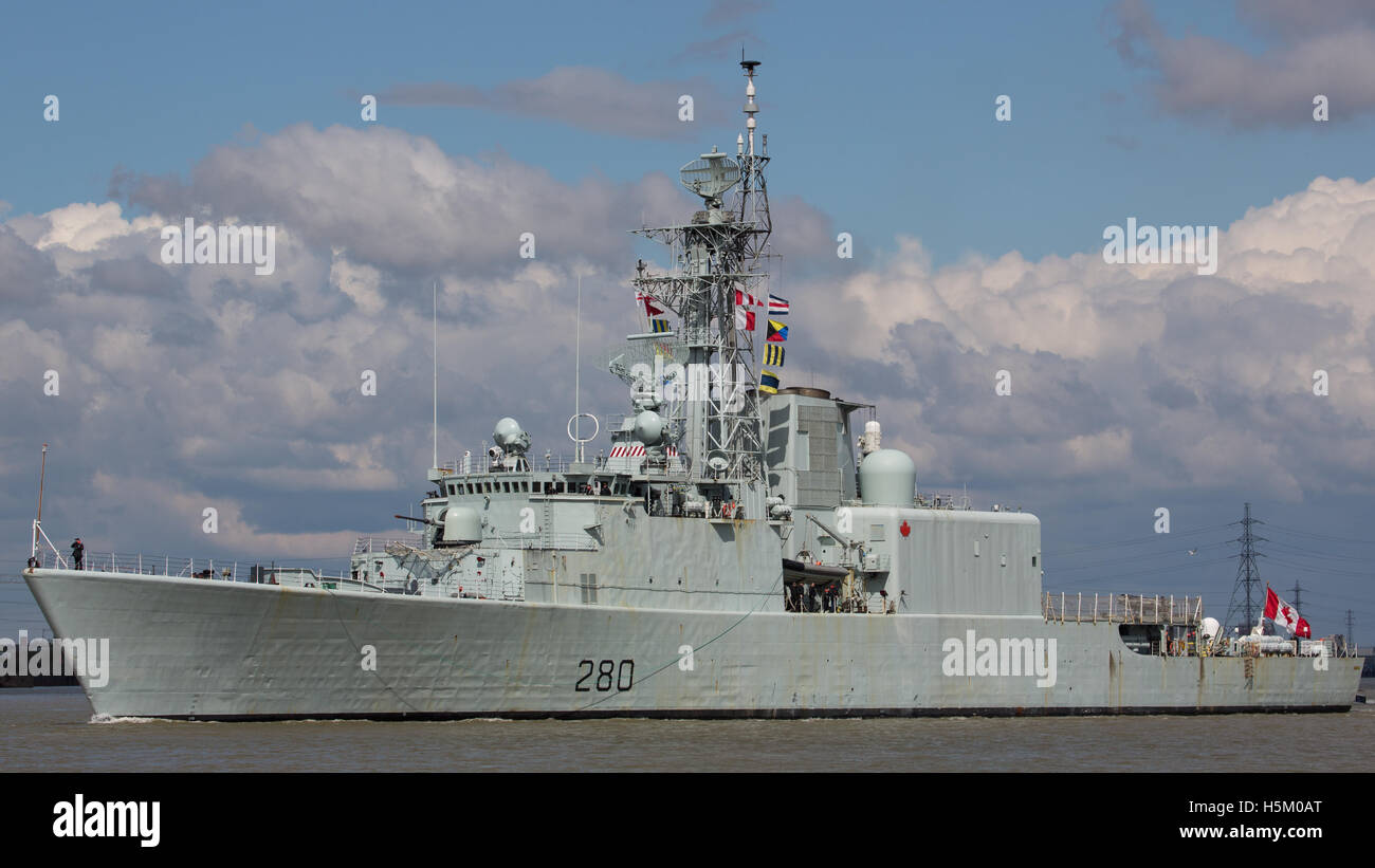 HMCS Iroquois (DDG 280) on the River Thames in 2013 Stock Photo - Alamy