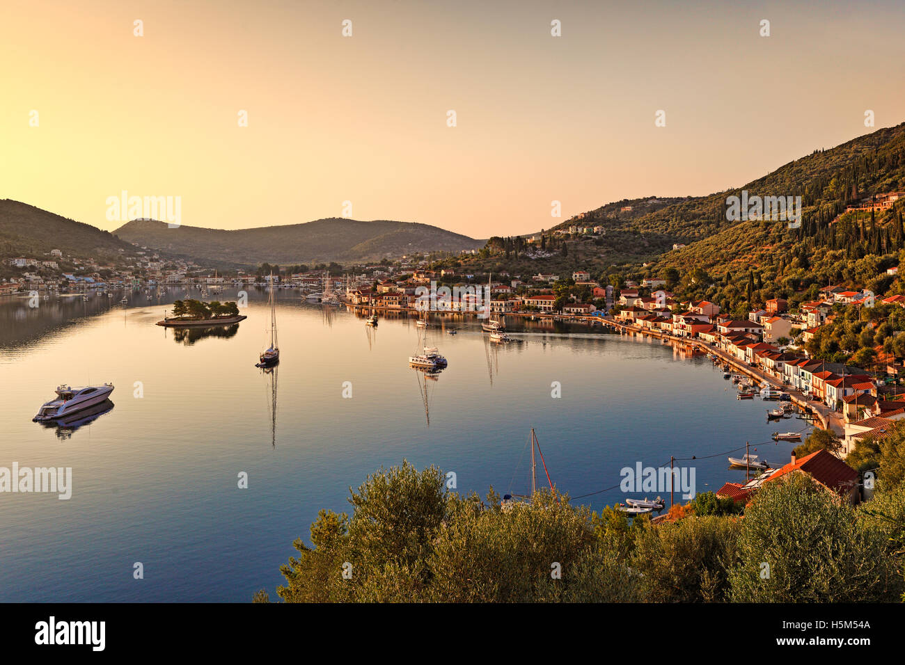 Sunrise in sea port hi-res stock photography and images - Alamy