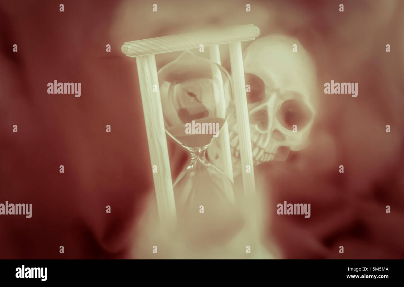 Skull hourglass hi-res stock photography and images - Alamy