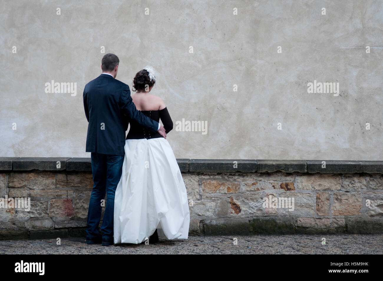 Wedding couple from behind hi-res stock photography and images - Alamy