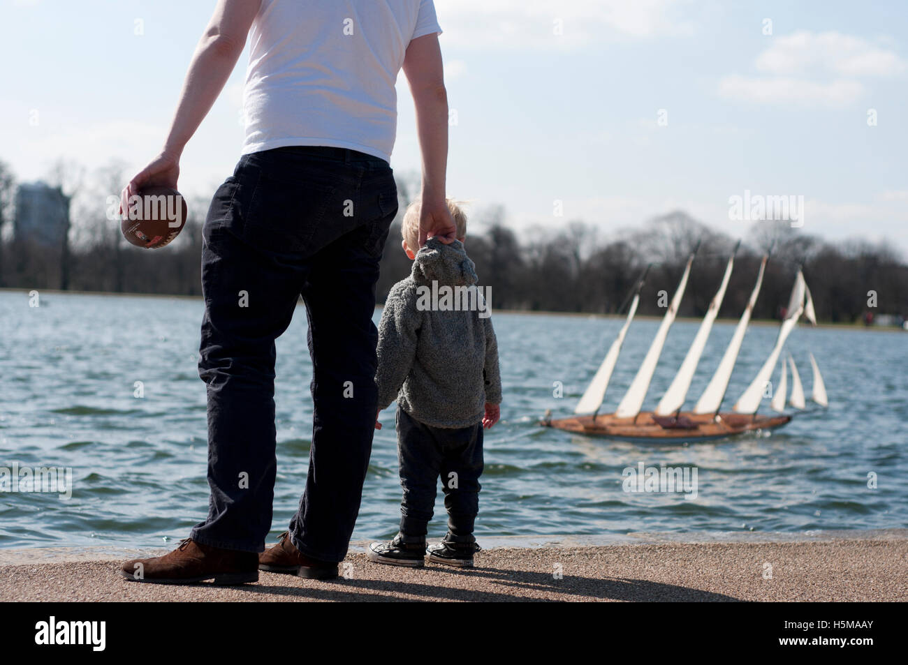 Padre e figlio nel parco hi-res stock photography and images - Alamy