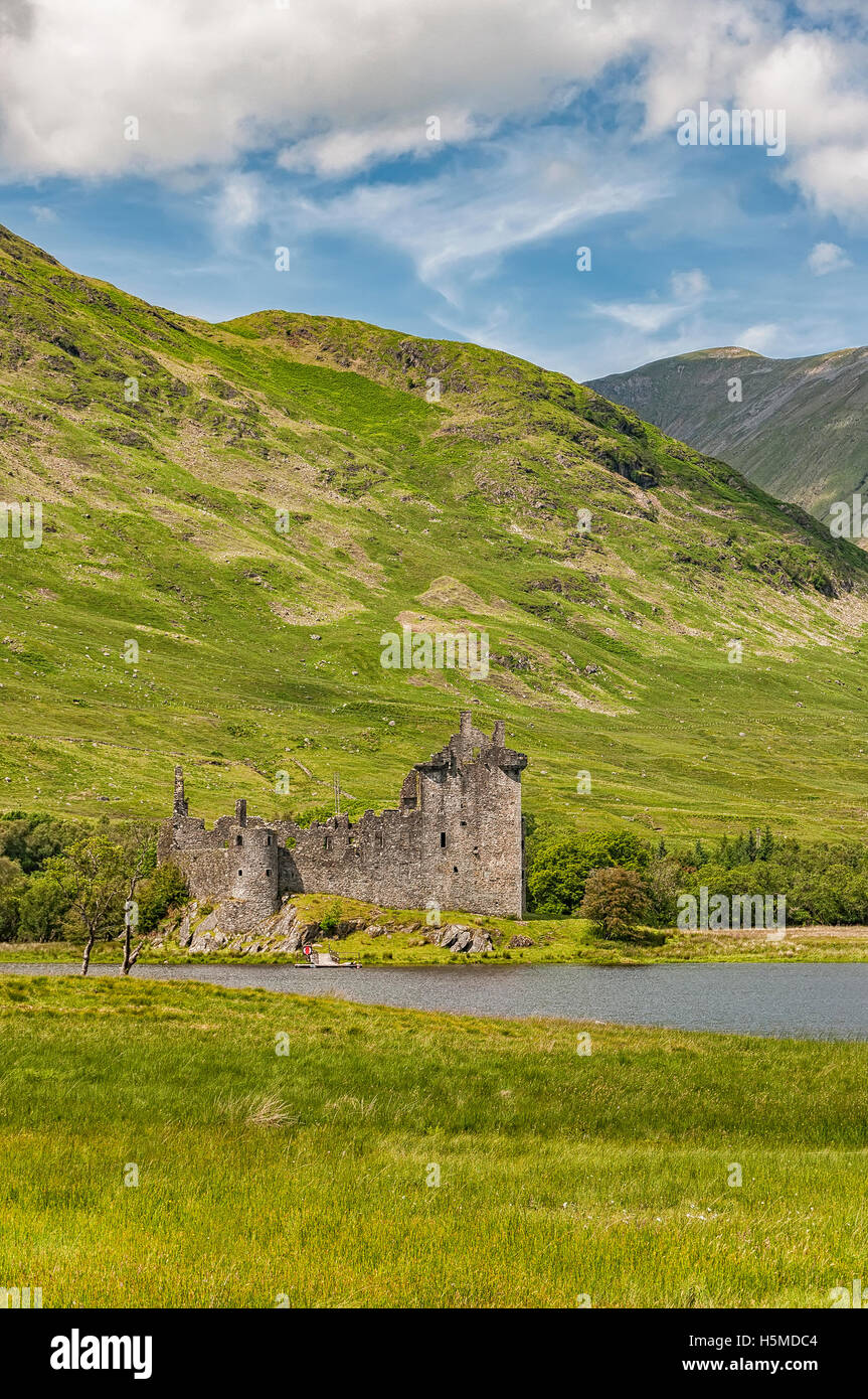 Kilchurn Castle, a ruined 15th century structure on the banks of Loch ...