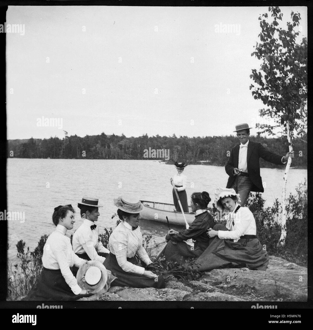Lake scene lakes ponds Black and White Stock Photos & Images - Alamy