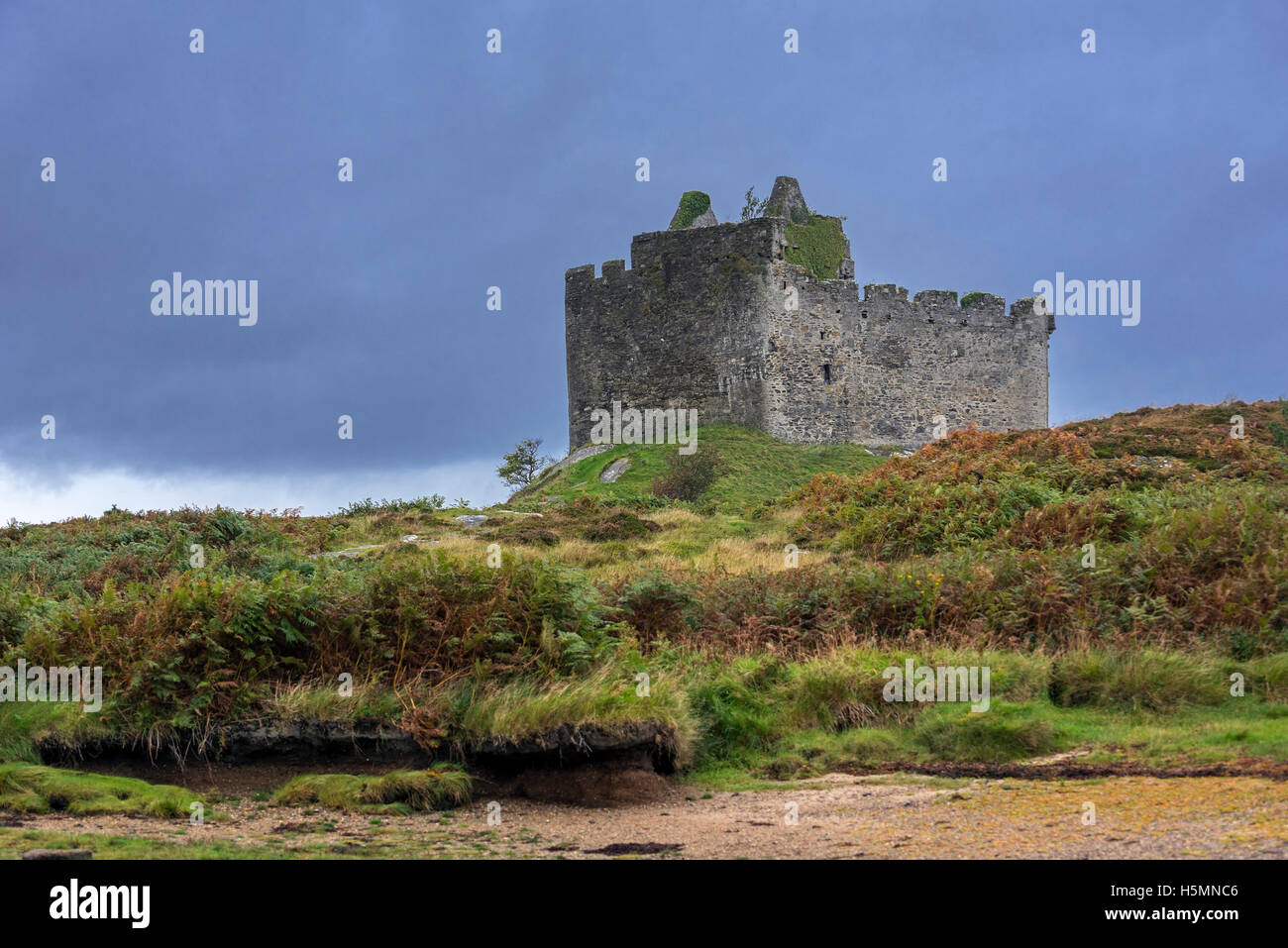 Castle tioram hi-res stock photography and images - Alamy