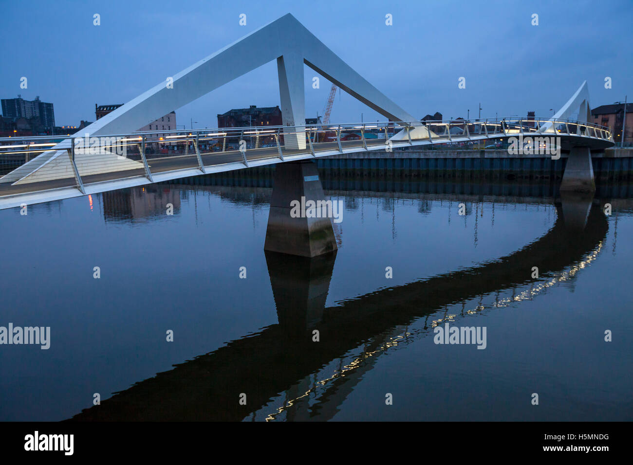 The Tradeston Bridge spanning the River Clyde in Glasgow, Scotland ...