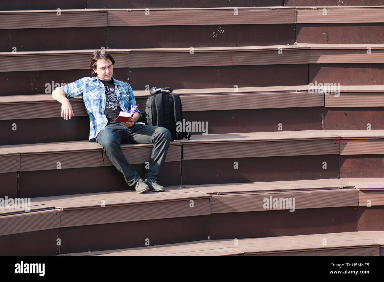 student outdoor learn alone Stock Photo - Alamy