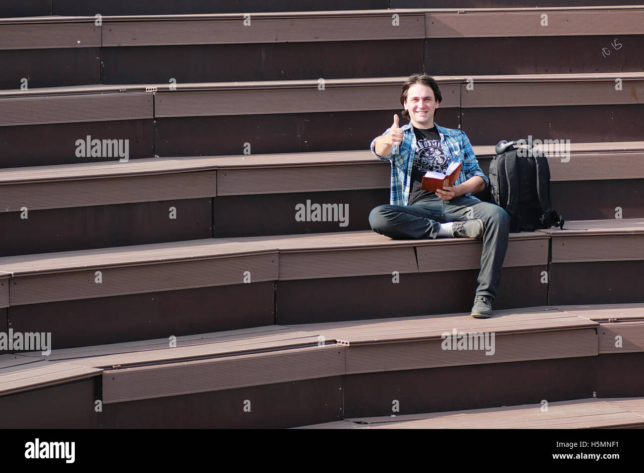 student outdoor learn alone Stock Photo - Alamy