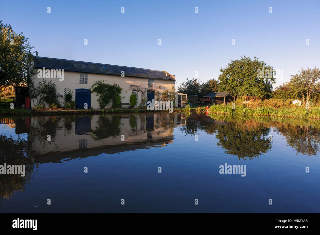 A pretty cottage on the banks of the Moss Hall Winding Hole on the ...
