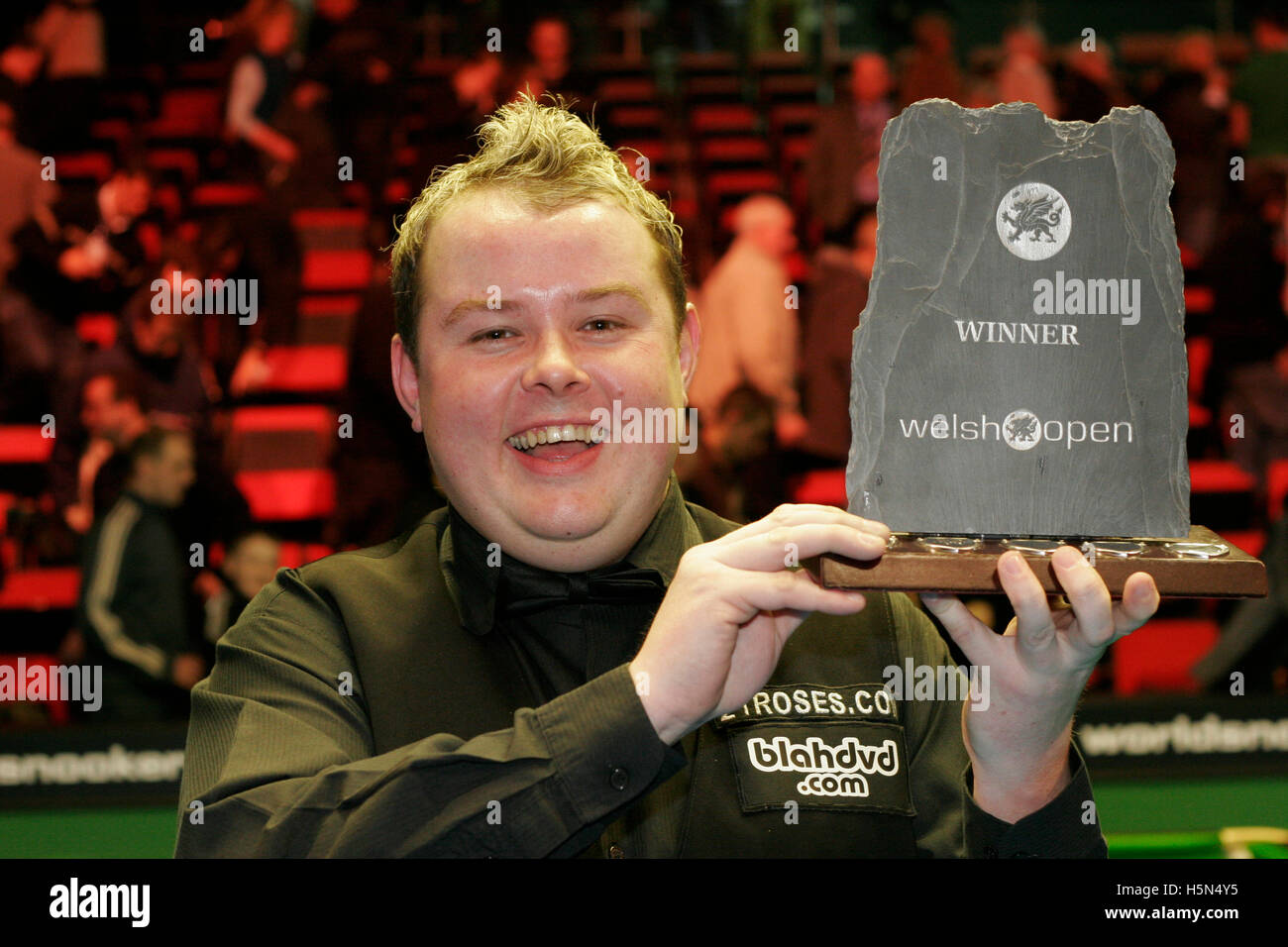 Stephen Lee lifts the trophy after winning the 2006 Welsh Open in ...