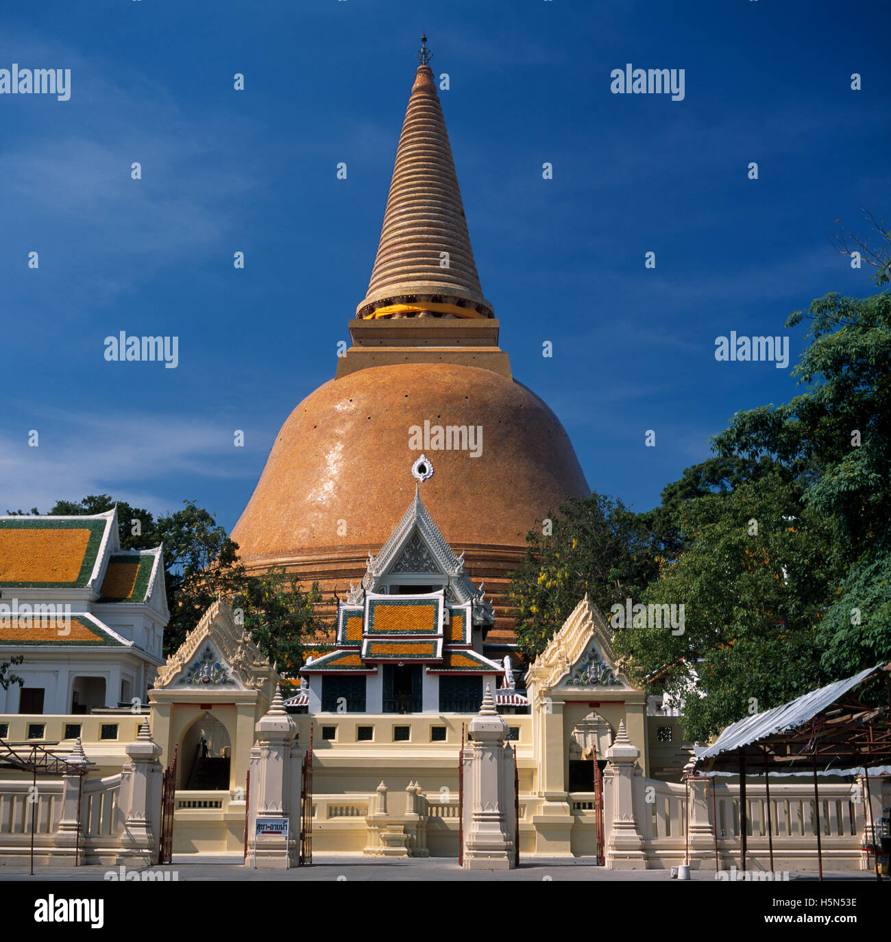 chedi pathon nakon pathon thailand Stock Photo - Alamy