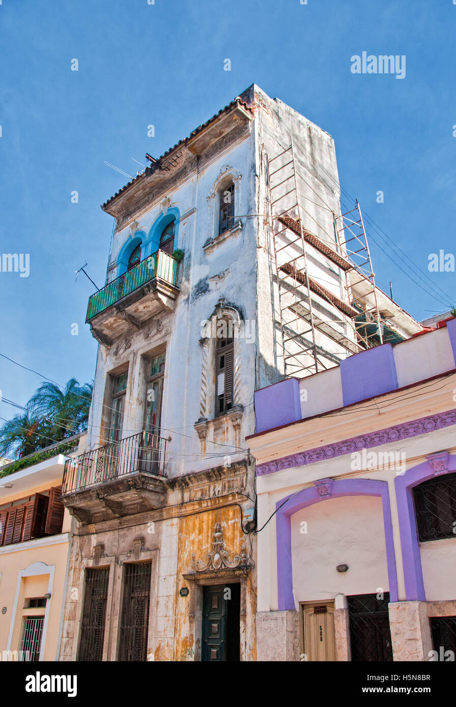 Detail of a crumbling building in Old Havana, Cuba Stock Photo - Alamy