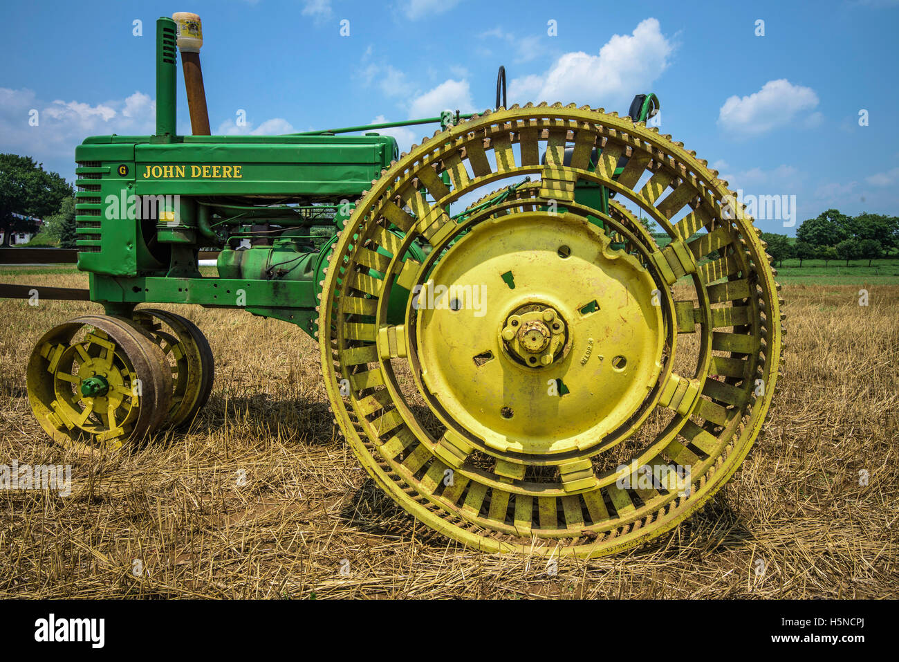 Amish tractor hi-res stock photography and images - Alamy