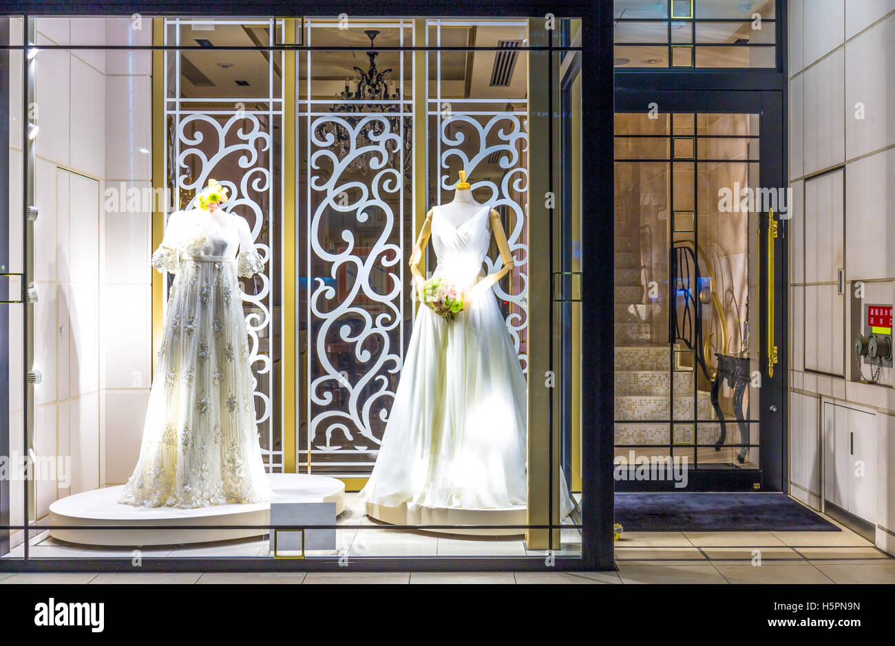 Fashion mannequin in window display hi-res stock photography and images ...