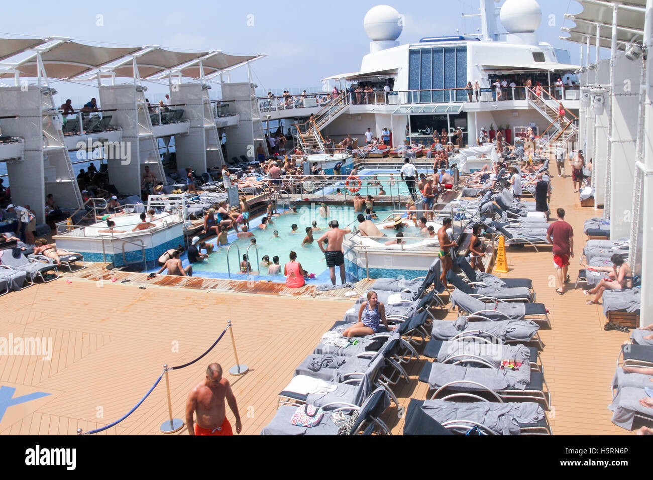 Cruise ship swimming pool Stock Photo - Alamy