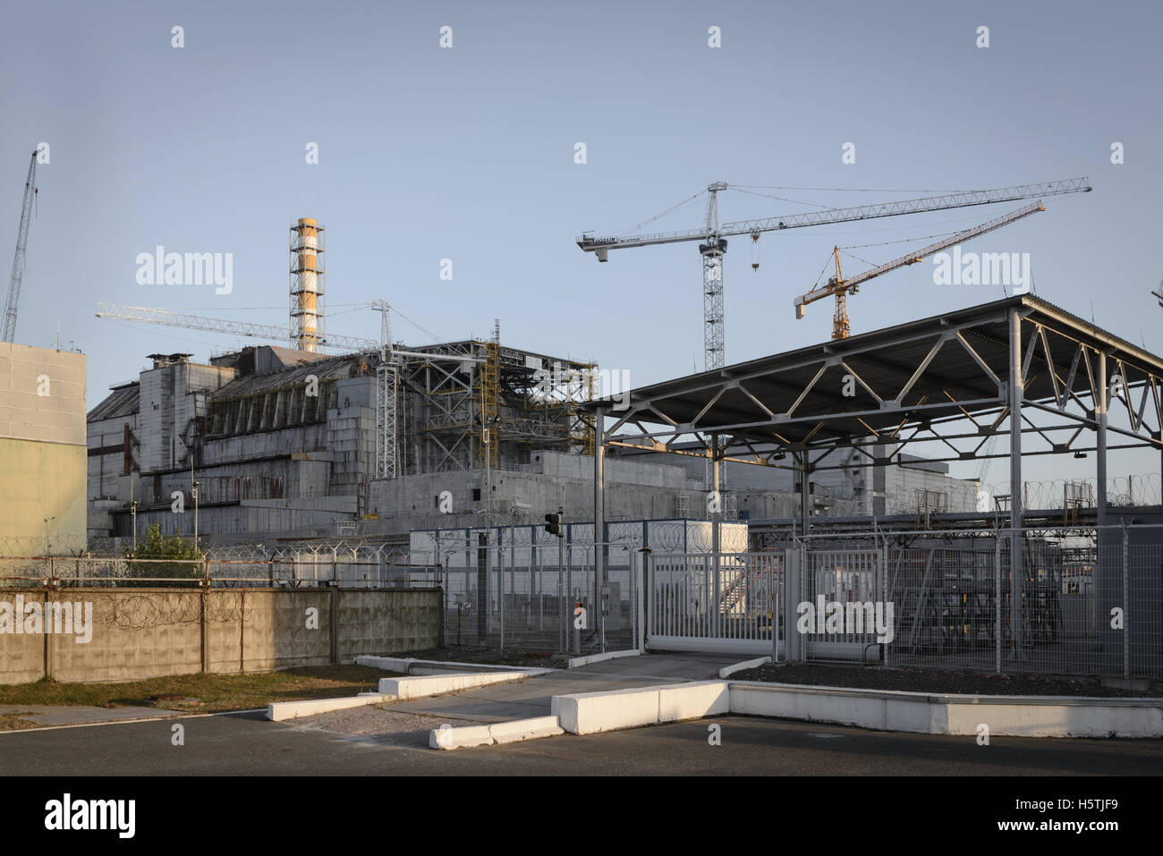 Old sarcophagus of Chernobyl Stock Photo - Alamy