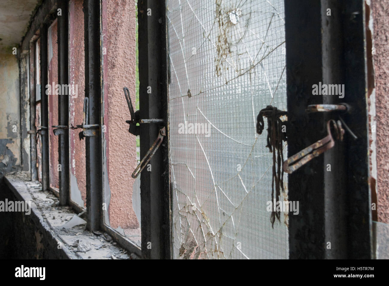 Broken, old and rusty windows Stock Photo - Alamy