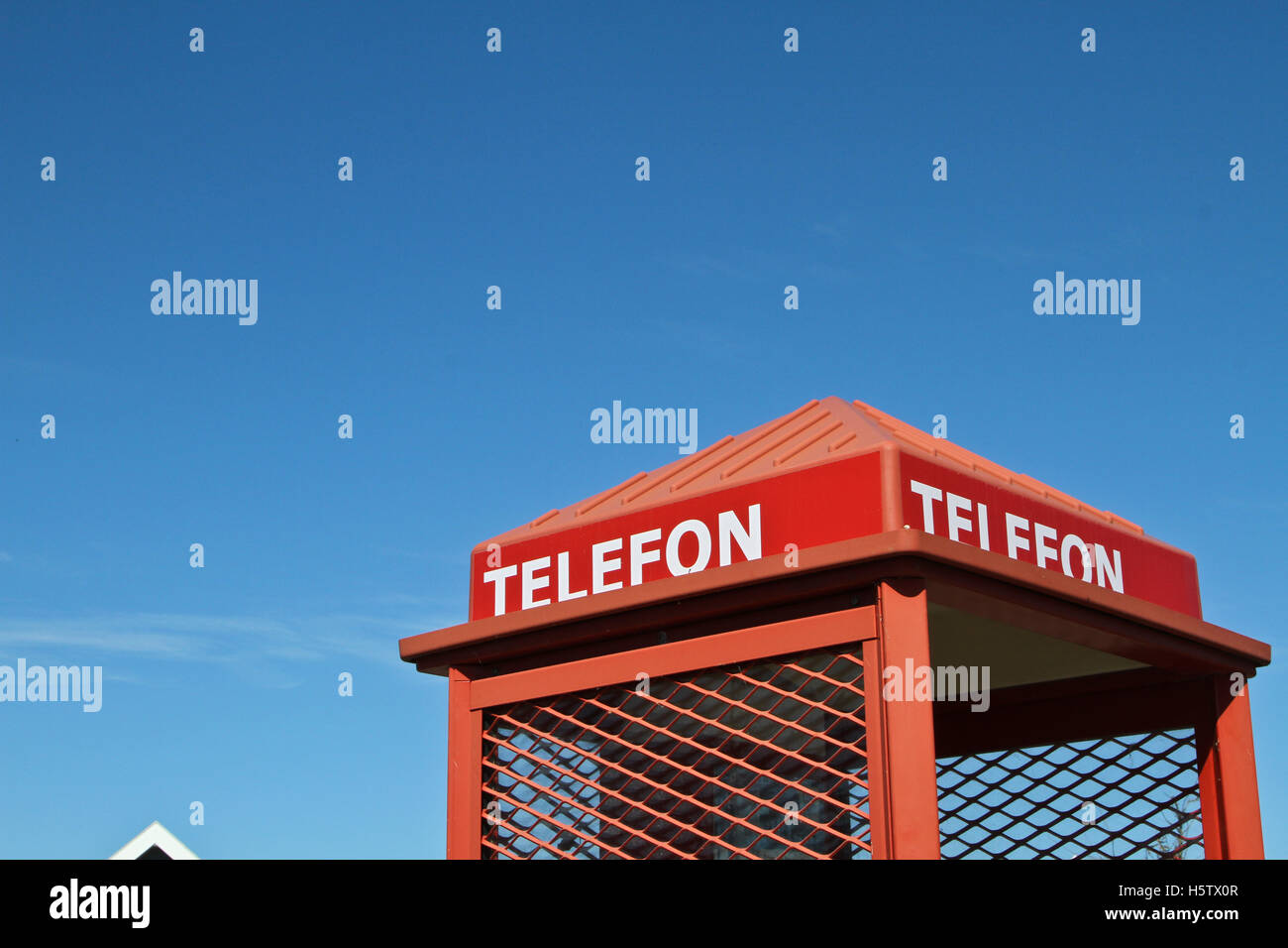 Red phone box blue sky hi-res stock photography and images - Alamy