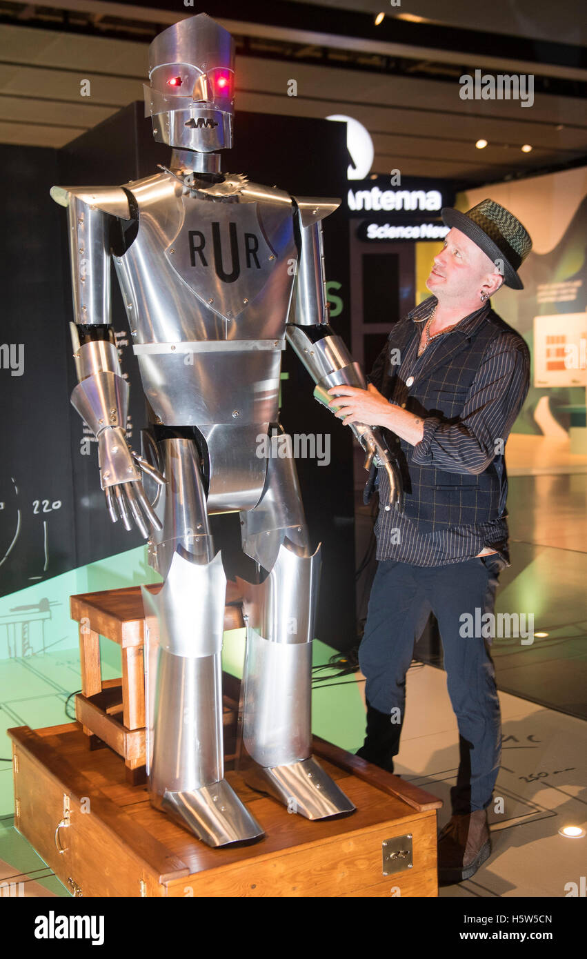UK's first robot Eric built by Captain William Richards in 1928 Stock ...