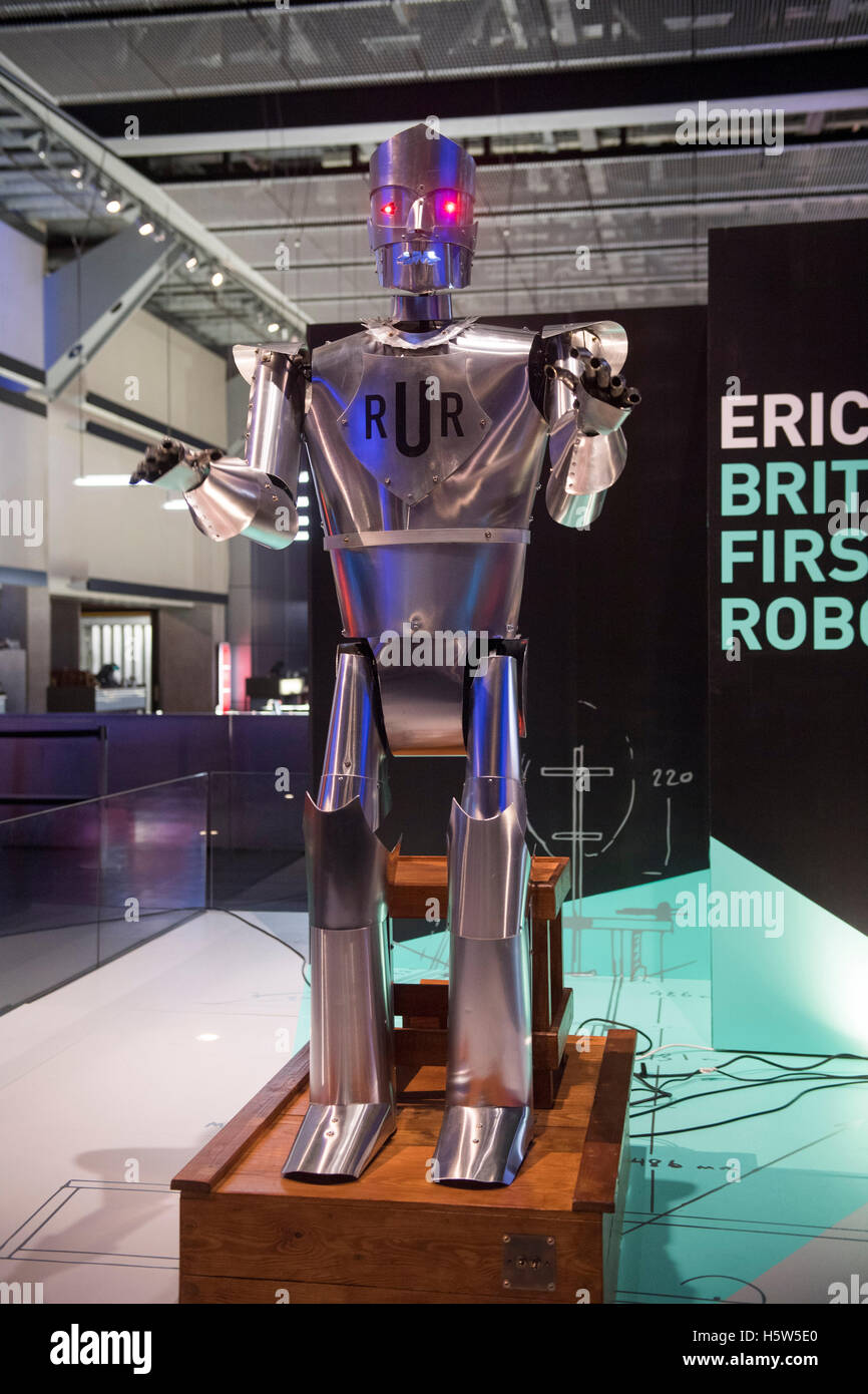 UK's first robot Eric built by Captain William Richards in 1928 Stock ...
