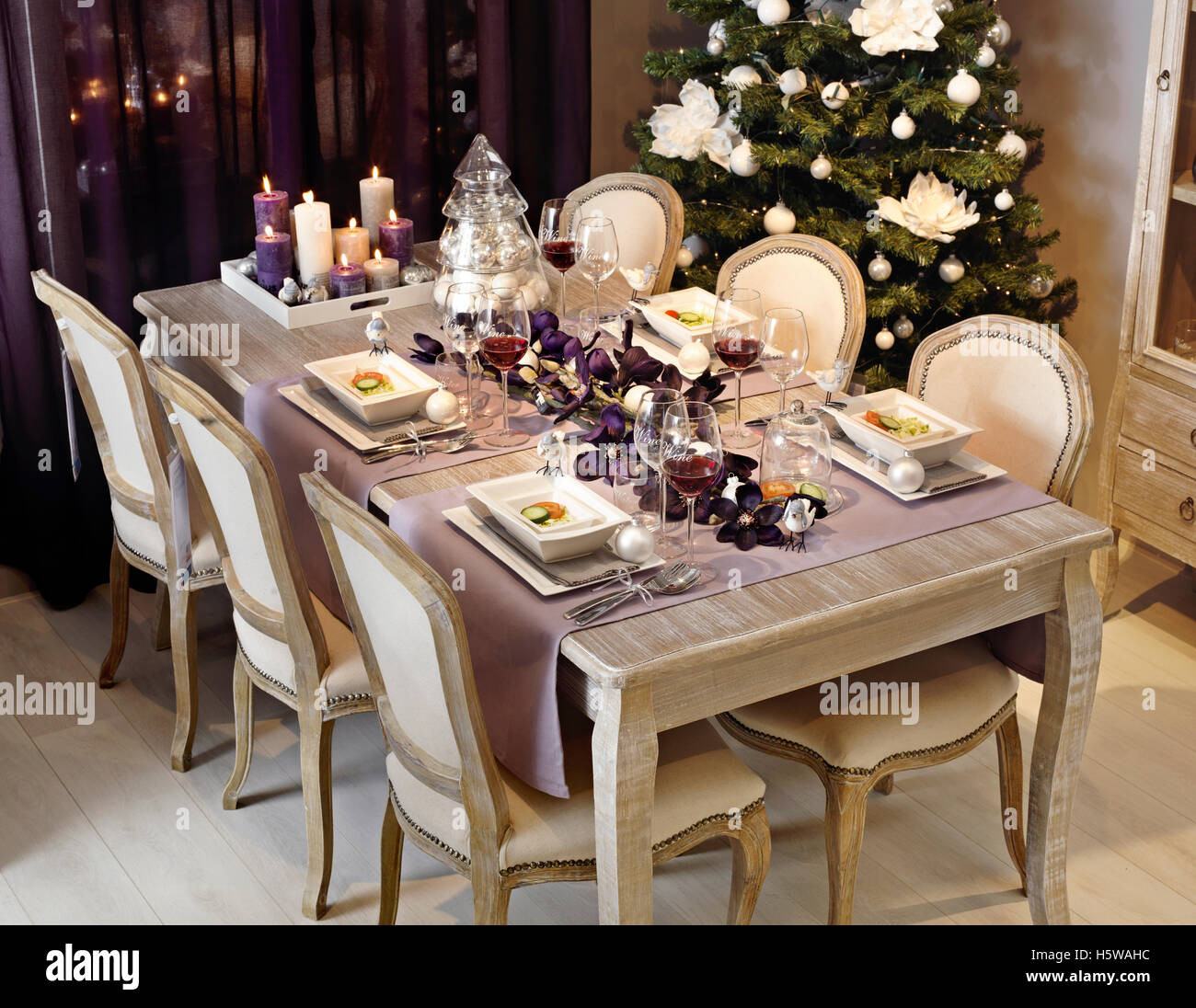 Christmas lunch with diner table and 6 chairs Stock Photo - Alamy