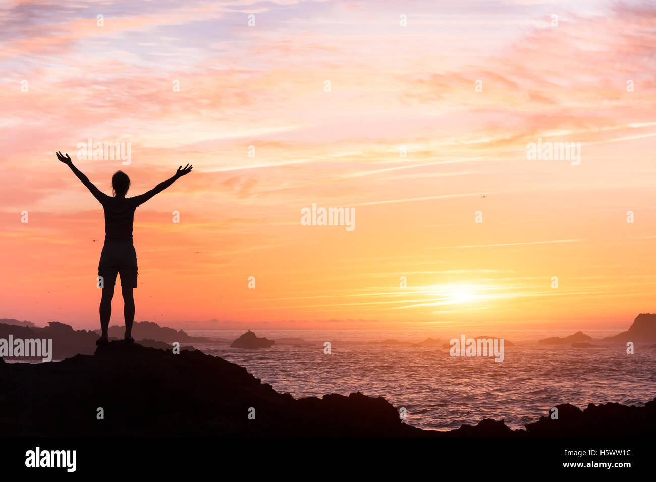 Open arms woman hi-res stock photography and images - Alamy