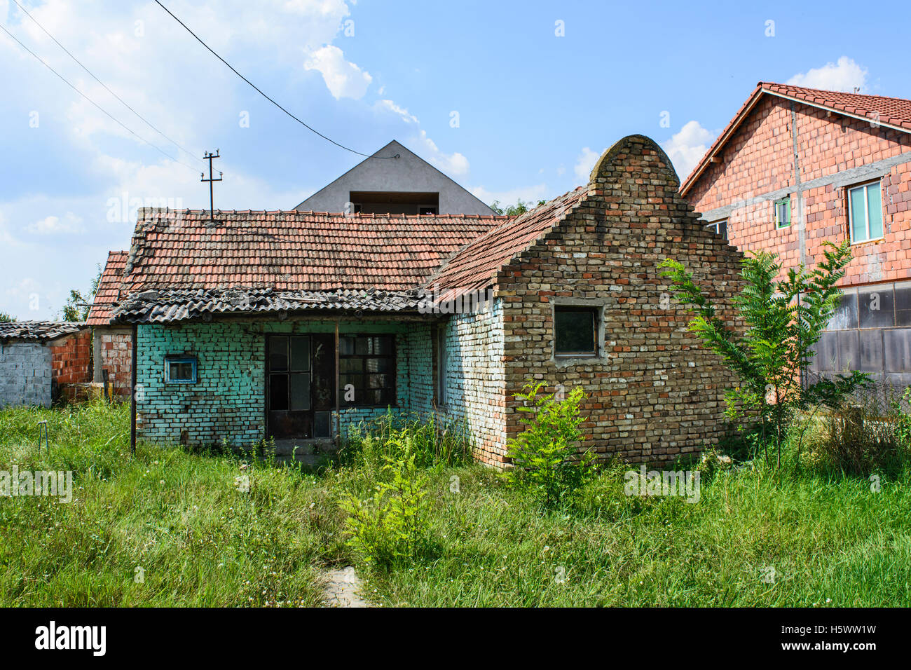 Abandoned house exterior hi-res stock photography and images - Alamy