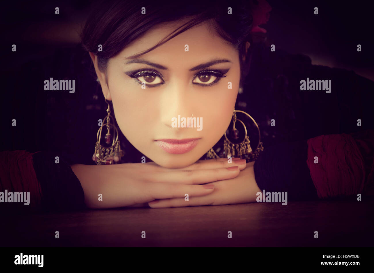 Beautiful young woman leaning on her hands Stock Photo - Alamy