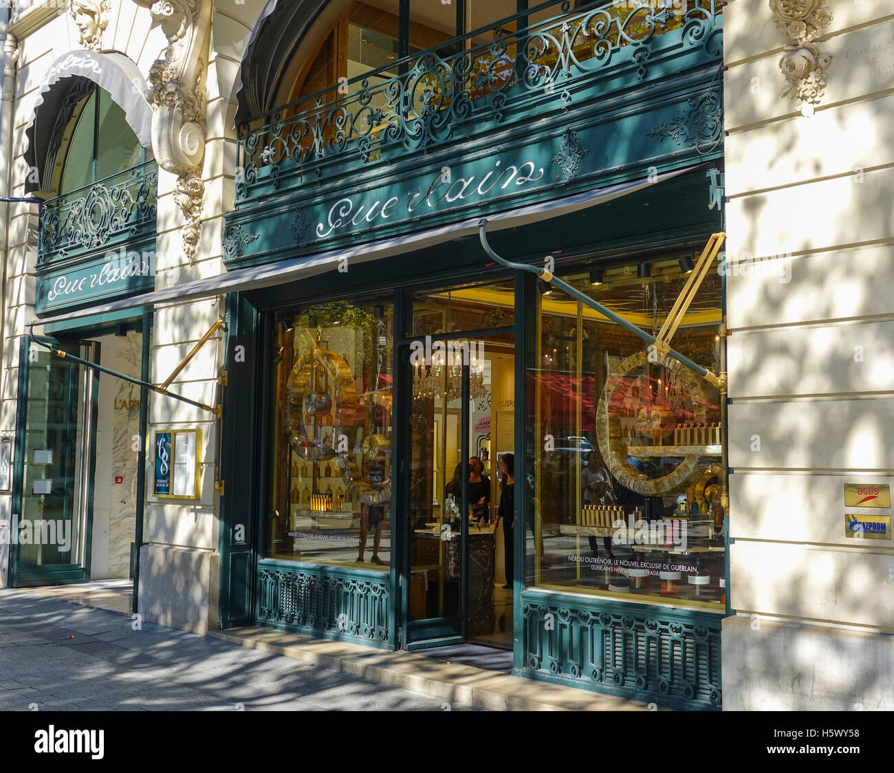 Guerlain shop paris hi-res stock photography and images - Alamy