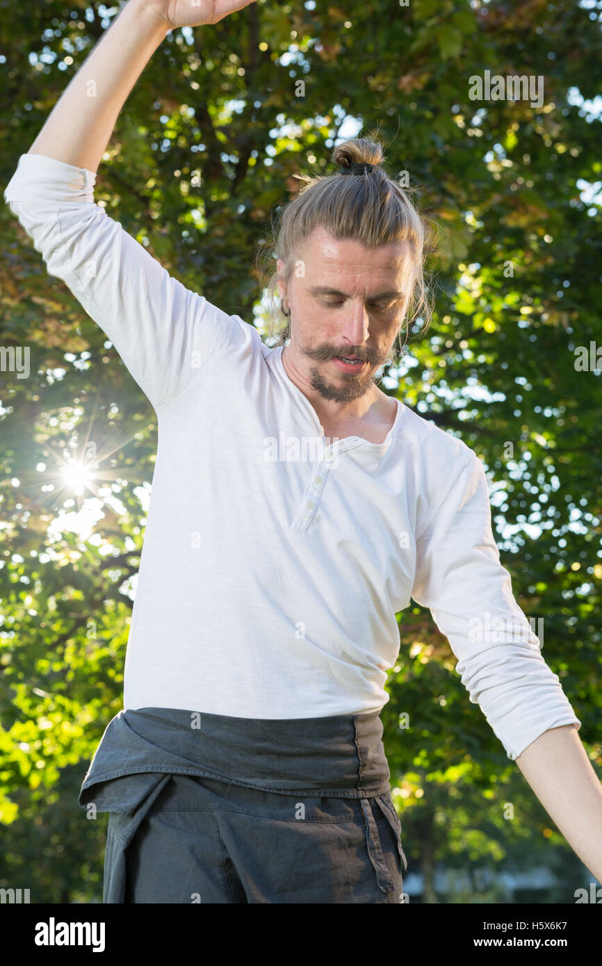Guy practising slack line in the city park Stock Photo - Alamy