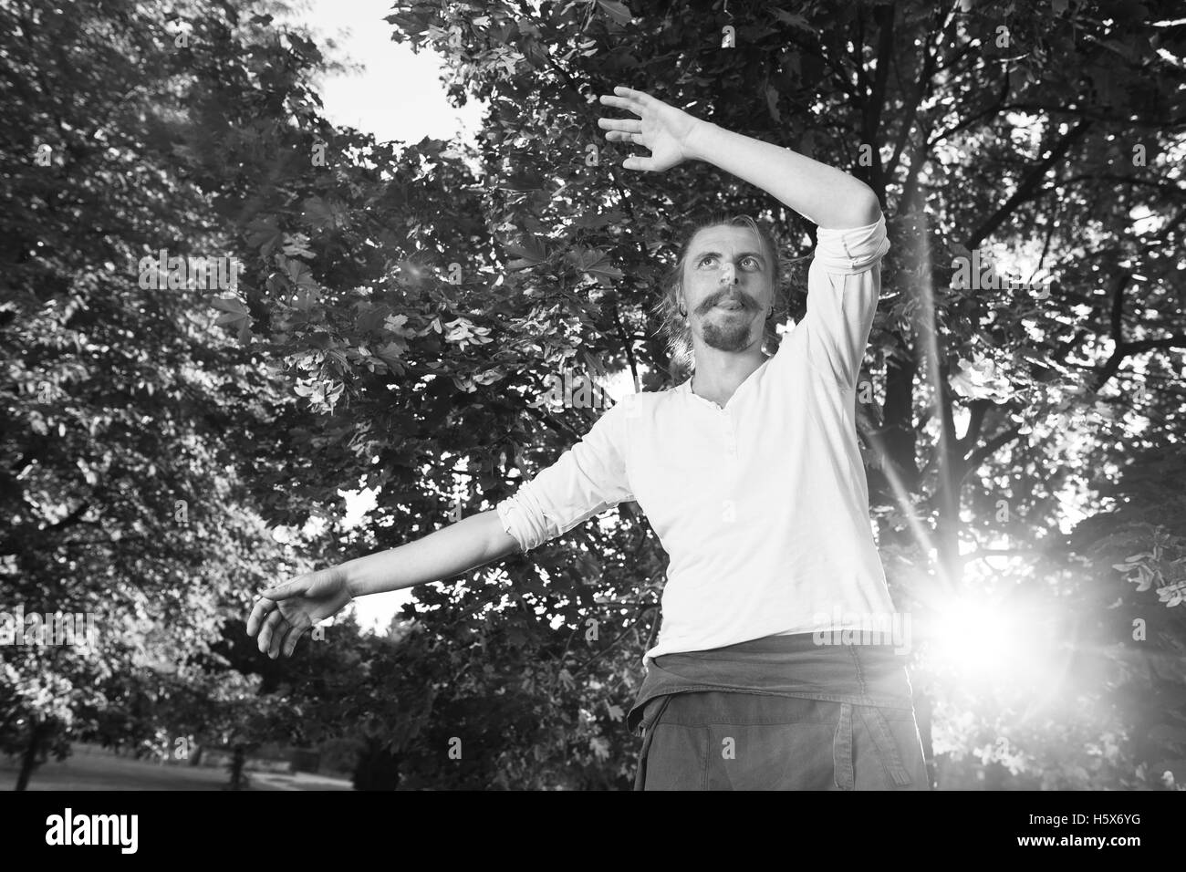 Guy practising slack line in the city park Stock Photo - Alamy