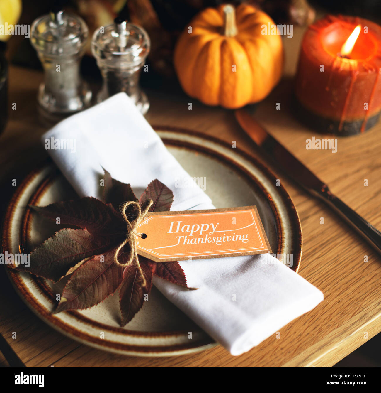 Maple Leaf Thanksgiving Table Setting Concept Stock Photo - Alamy