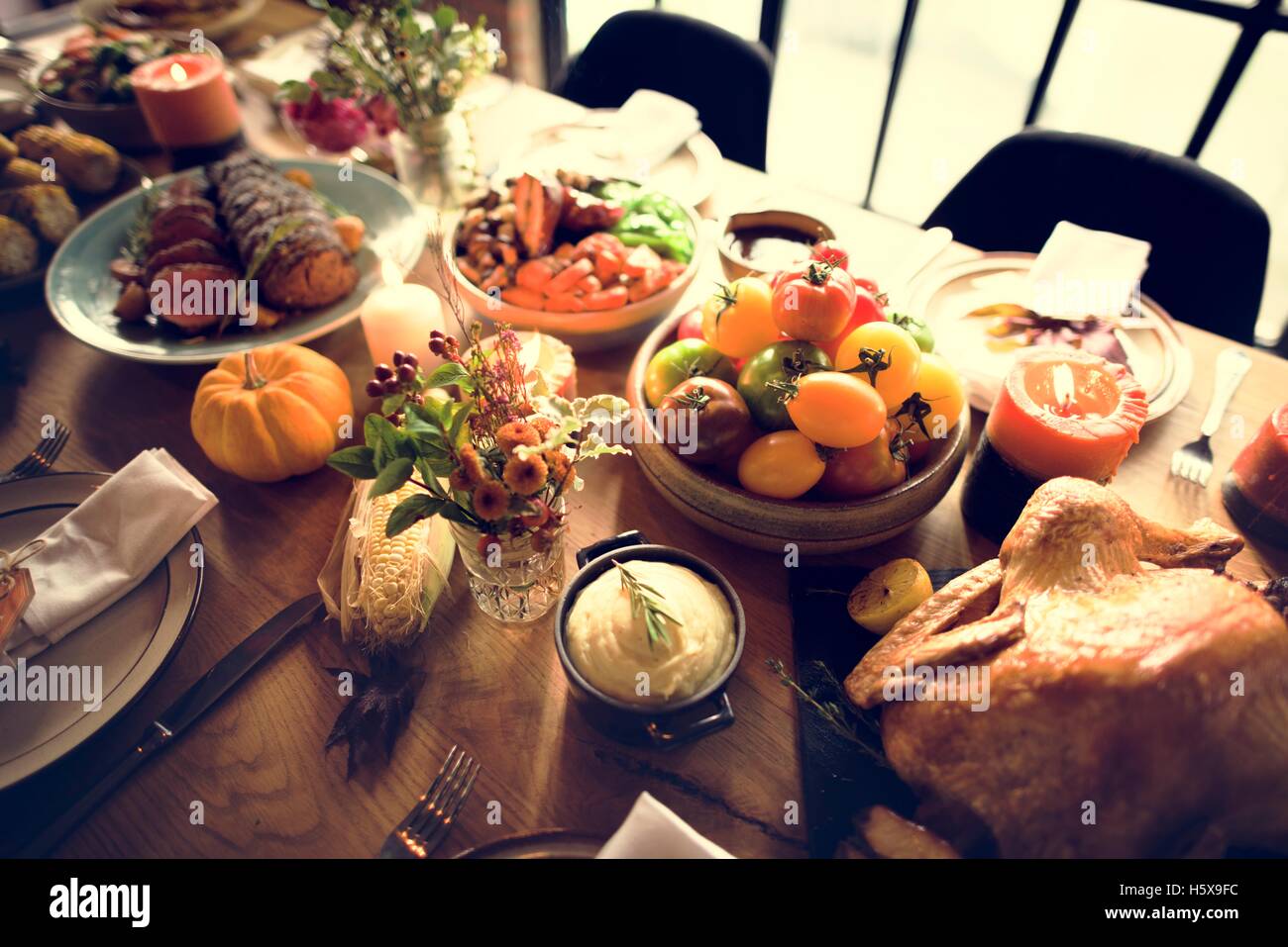 Roasted Turkey Thanksgiving Table Setting Concept Stock Photo - Alamy