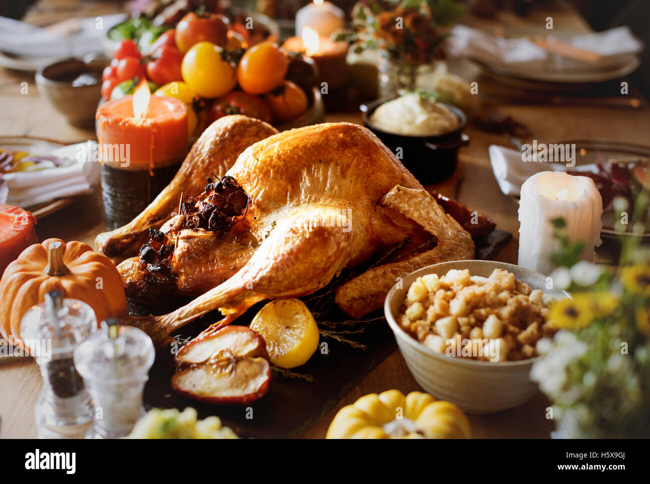 Roasted Turkey Thanksgiving Table Setting Concept Stock Photo - Alamy