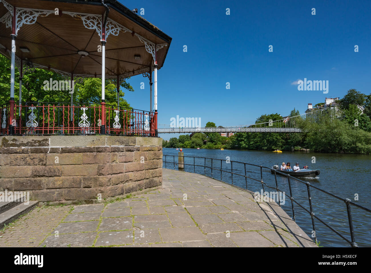 Motorboat family hi-res stock photography and images - Alamy