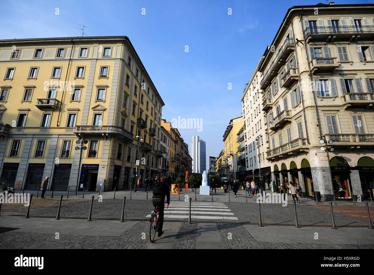 Streets of milan hi-res stock photography and images - Alamy