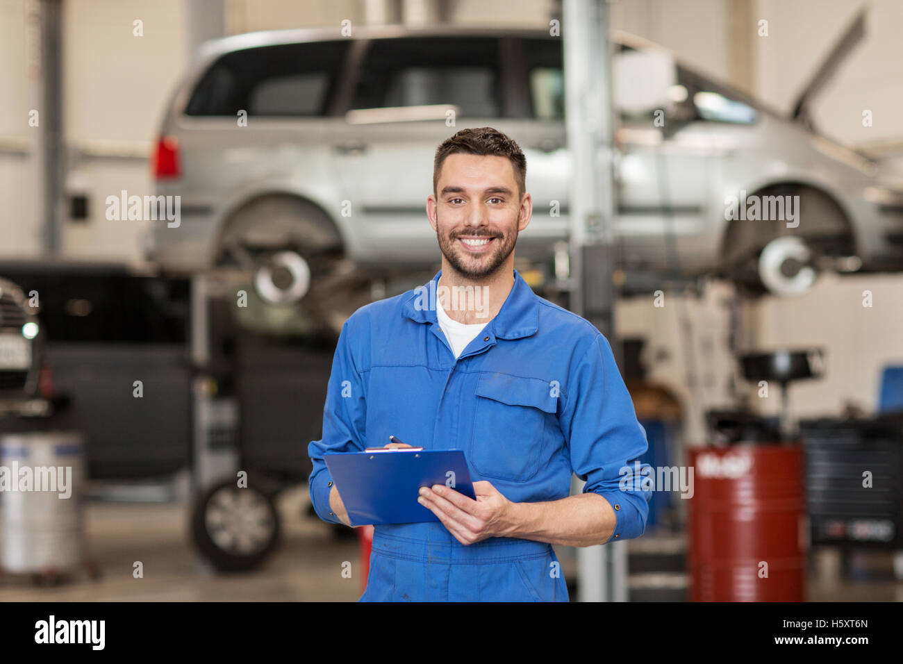 Happy mechanic hi-res stock photography and images - Alamy