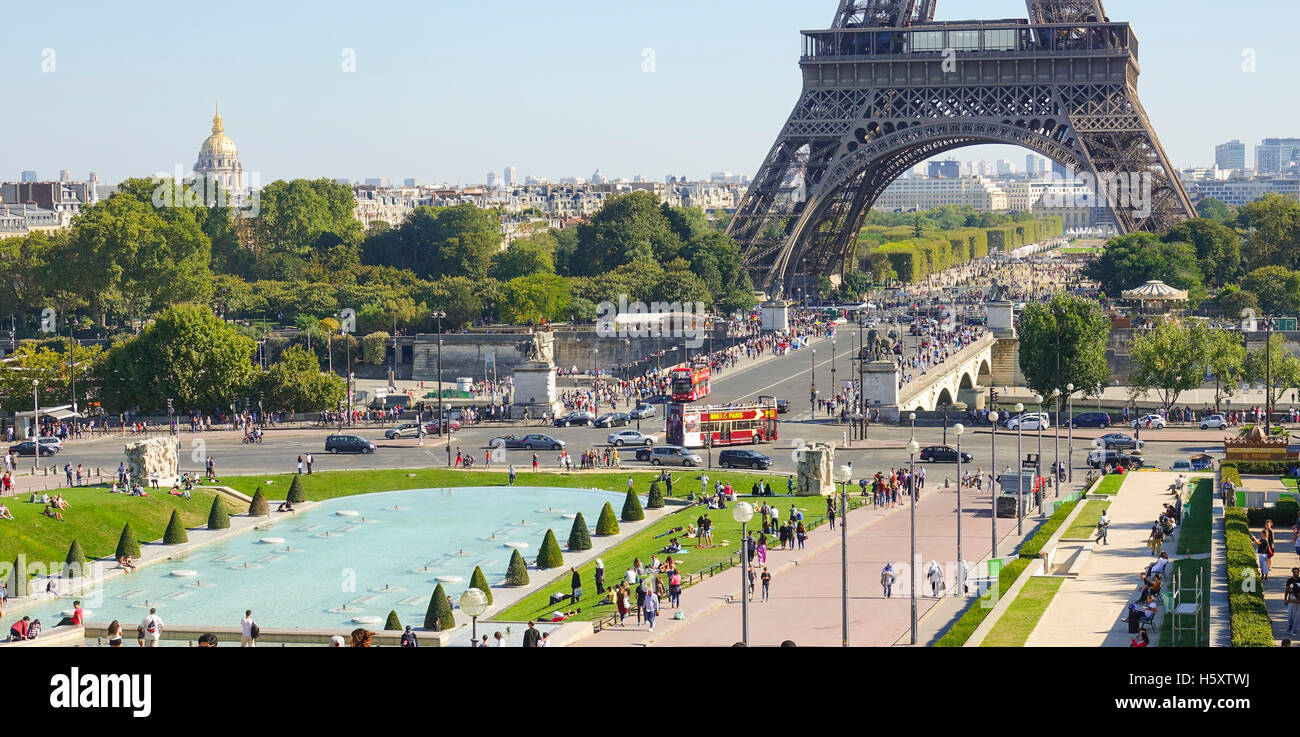 Beautiful gardens between Trocadero and Eiffel Tower in Paris Stock ...