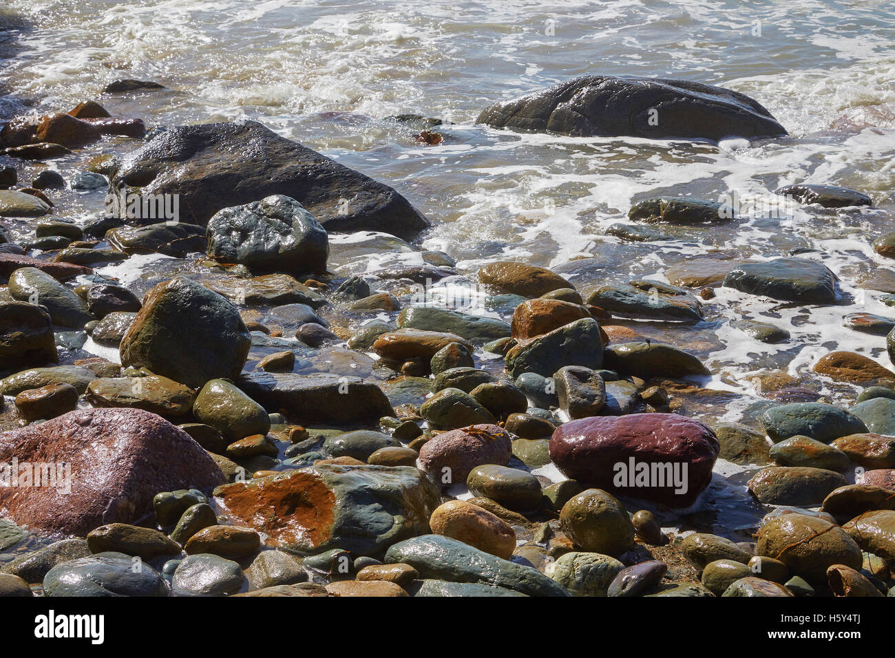 Surf wave on rocky shore hi-res stock photography and images - Alamy