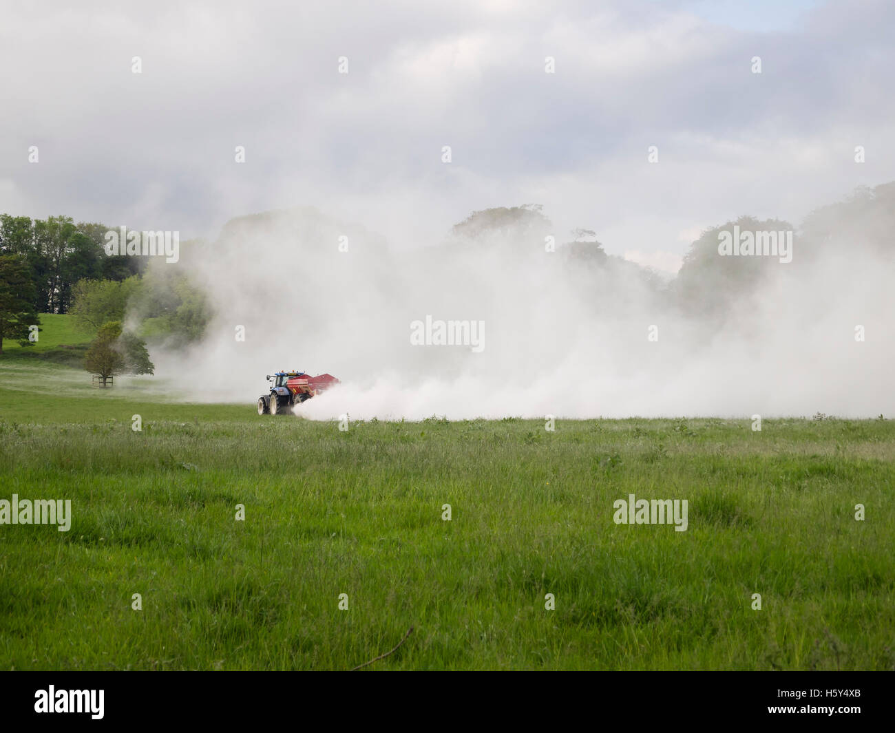 fertilizer crop spraying field Stock Photo - Alamy